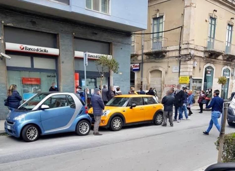 Siracusa. Coronavirus, fila all’esterno della banca: moratoria mutui ... Siracusa. Coronavirus, fila all’esterno della banca: moratoria mutui ...