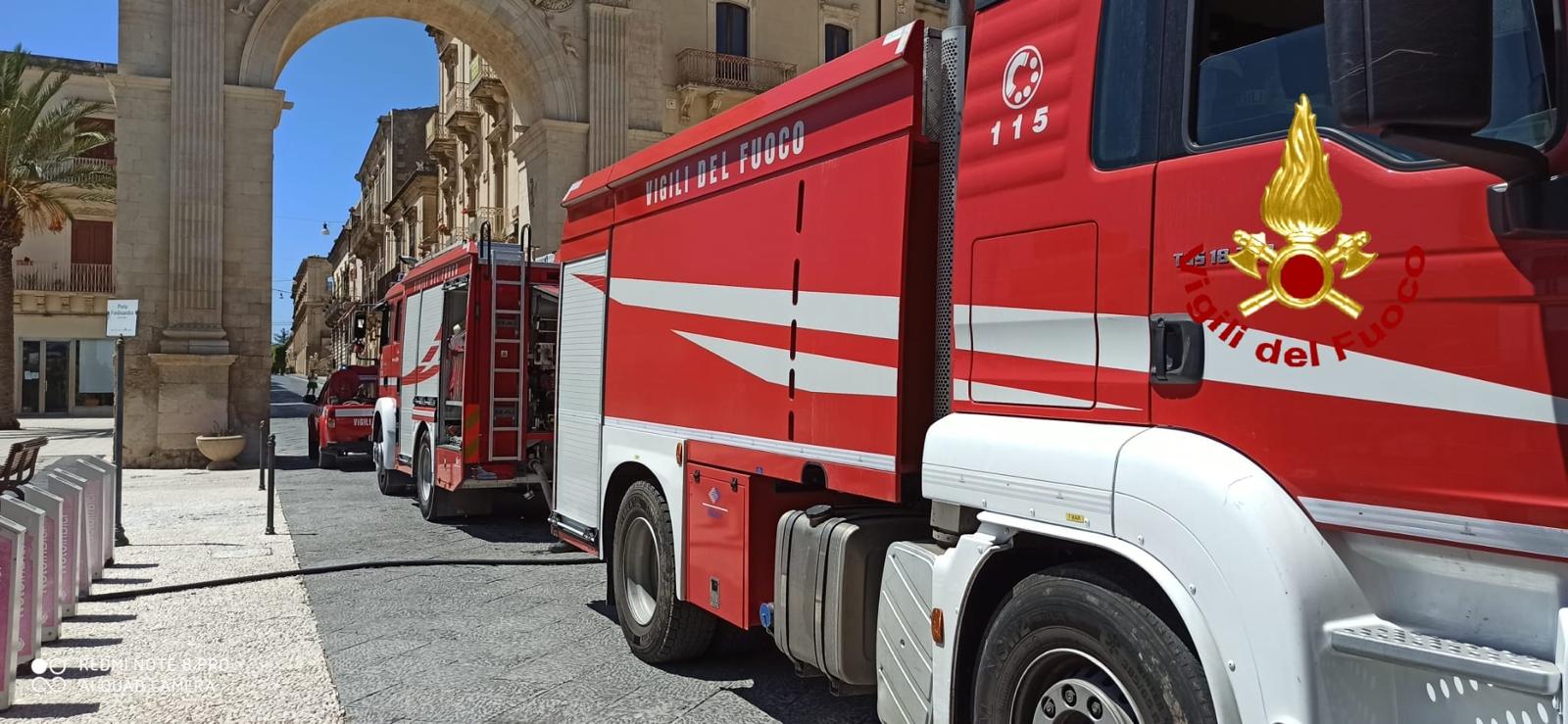 Paura a Noto, incendio in un bar nei pressi dell'elegante Porta Reale ... Paura a Noto, incendio in un bar nei pressi dell'elegante Porta Reale ...