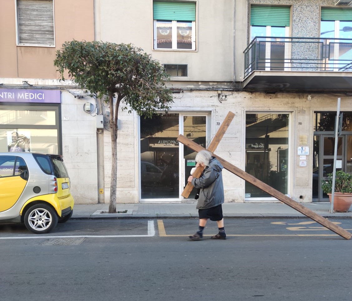 Donna percorre Corso Gelone con una croce di legno in spalla: la sua ...