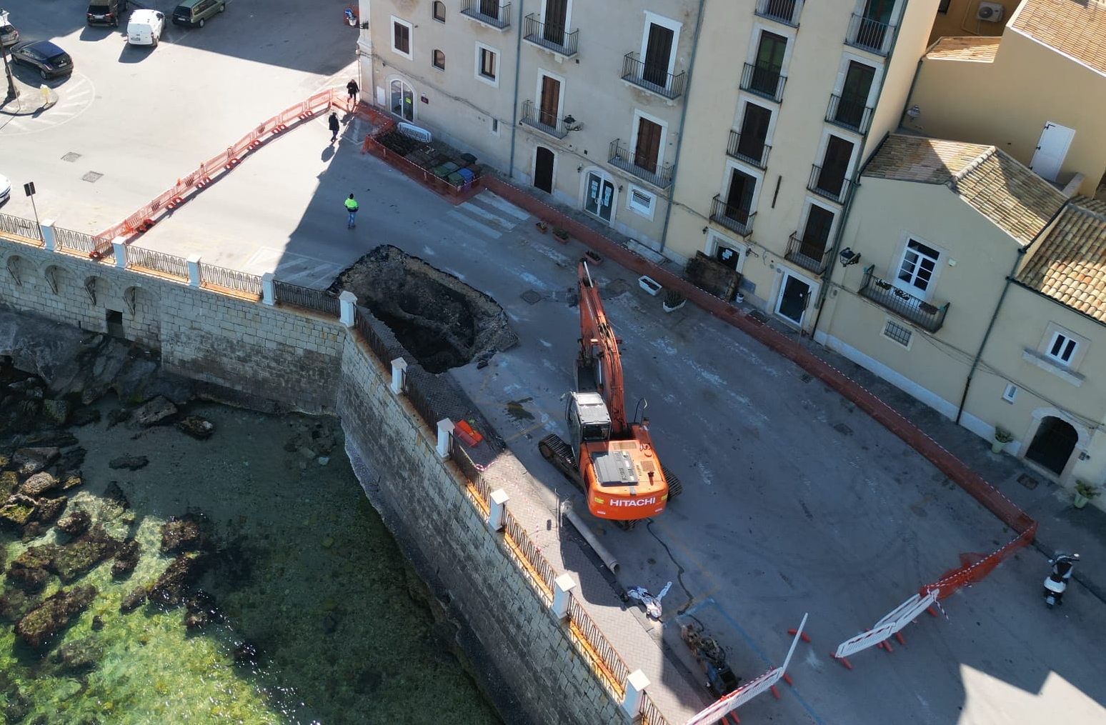 Voragine in lungomare Vittorini, la strada sul vuoto. I tecnici ...