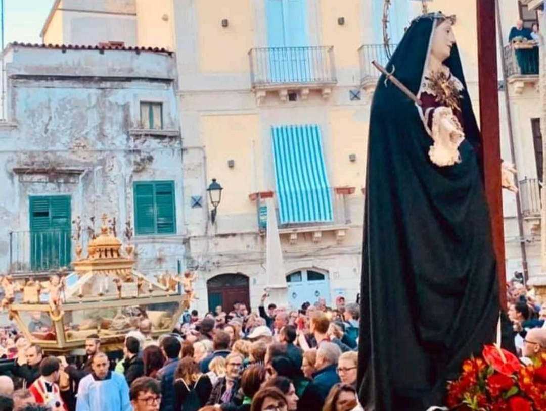 Riti e tradizioni della Pasqua siracusana: i Misteri, l'Inchinata, 'a ...