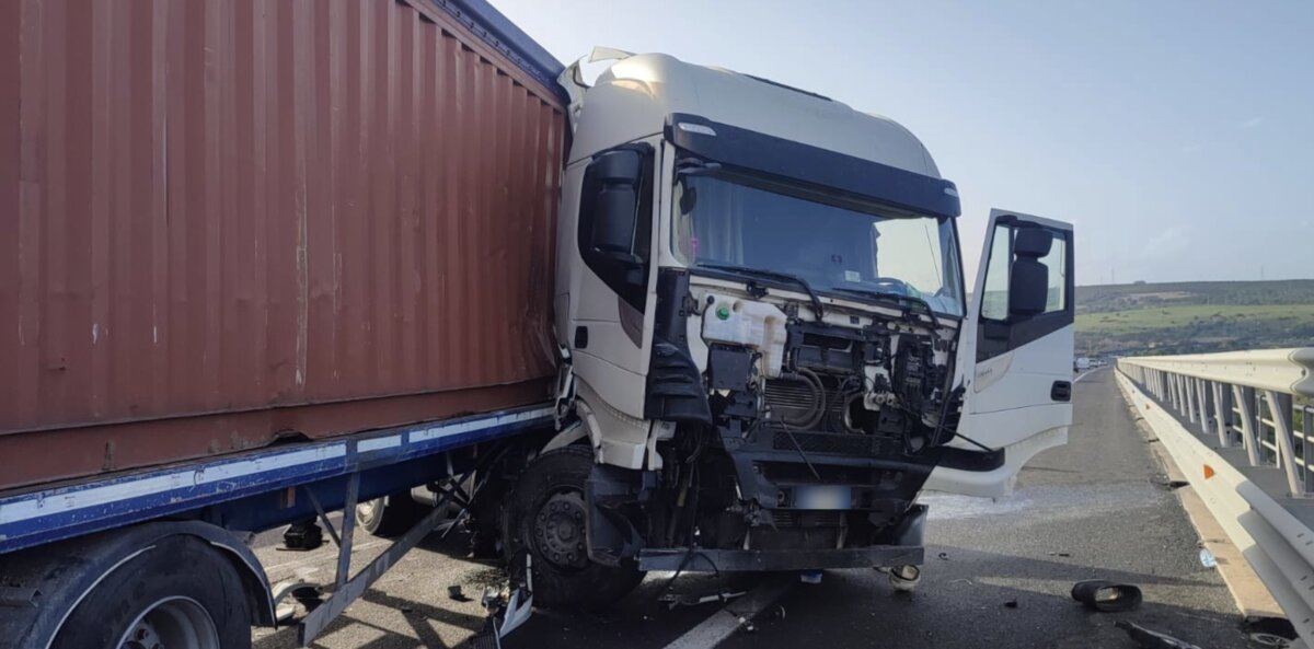 Incidente autonomo sulla Catania-Siracusa: camion finisce contro il ...