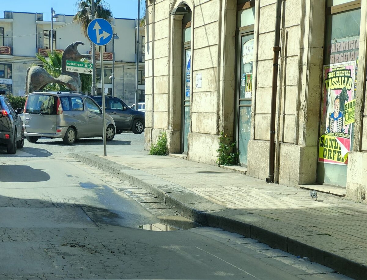 Che succede in via Catania? Si "abbassa" un pezzo di strada. E ora ...