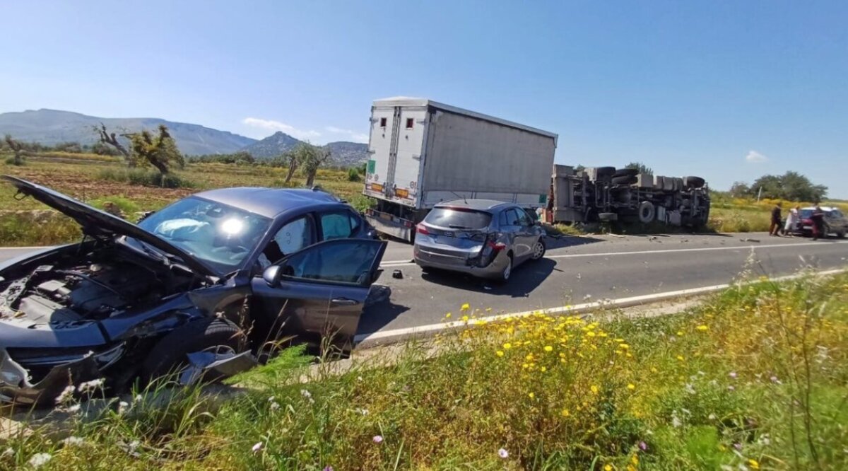 Tamponamento sulla SS 115, un camion carico di angurie si ribalta: un ferito e traffico in tilt ...