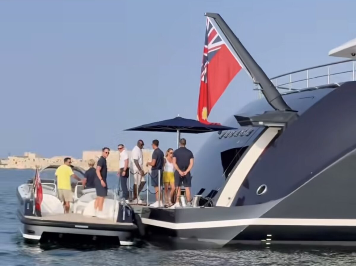 Michael Jordan incanta Siracusa a bordo del suo yacht “M’Brace”: un ...