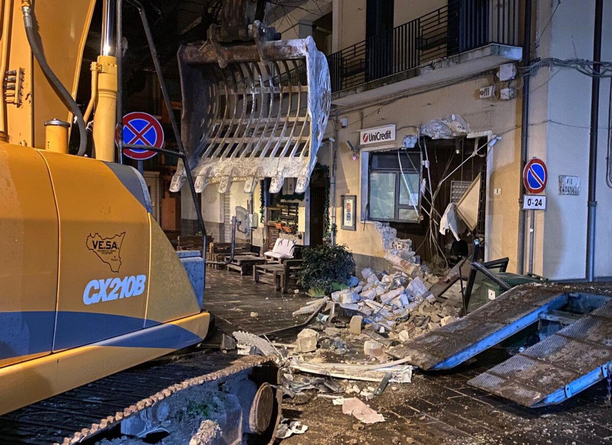 Bancomat rubati, colpo doppio: il sospetto di un'unica regia. Bottino ...